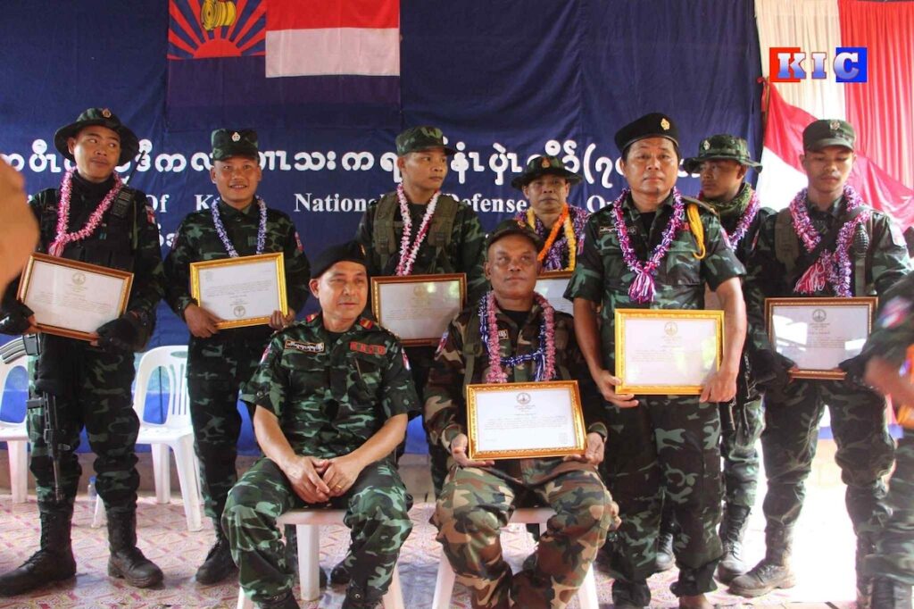 မာနယ်ပလော စစ်ဆင်ရေးအတွင်း ပါဝင်သည့် ရဲဘော် ၅၇ ဦးအား KNLA ဂုဏ်ပြုလွှာခ ...